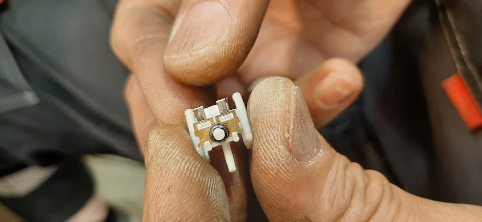 замена оригинальному тормозному датчику 30742306 — Volvo S60 (1G), 2,5 ...