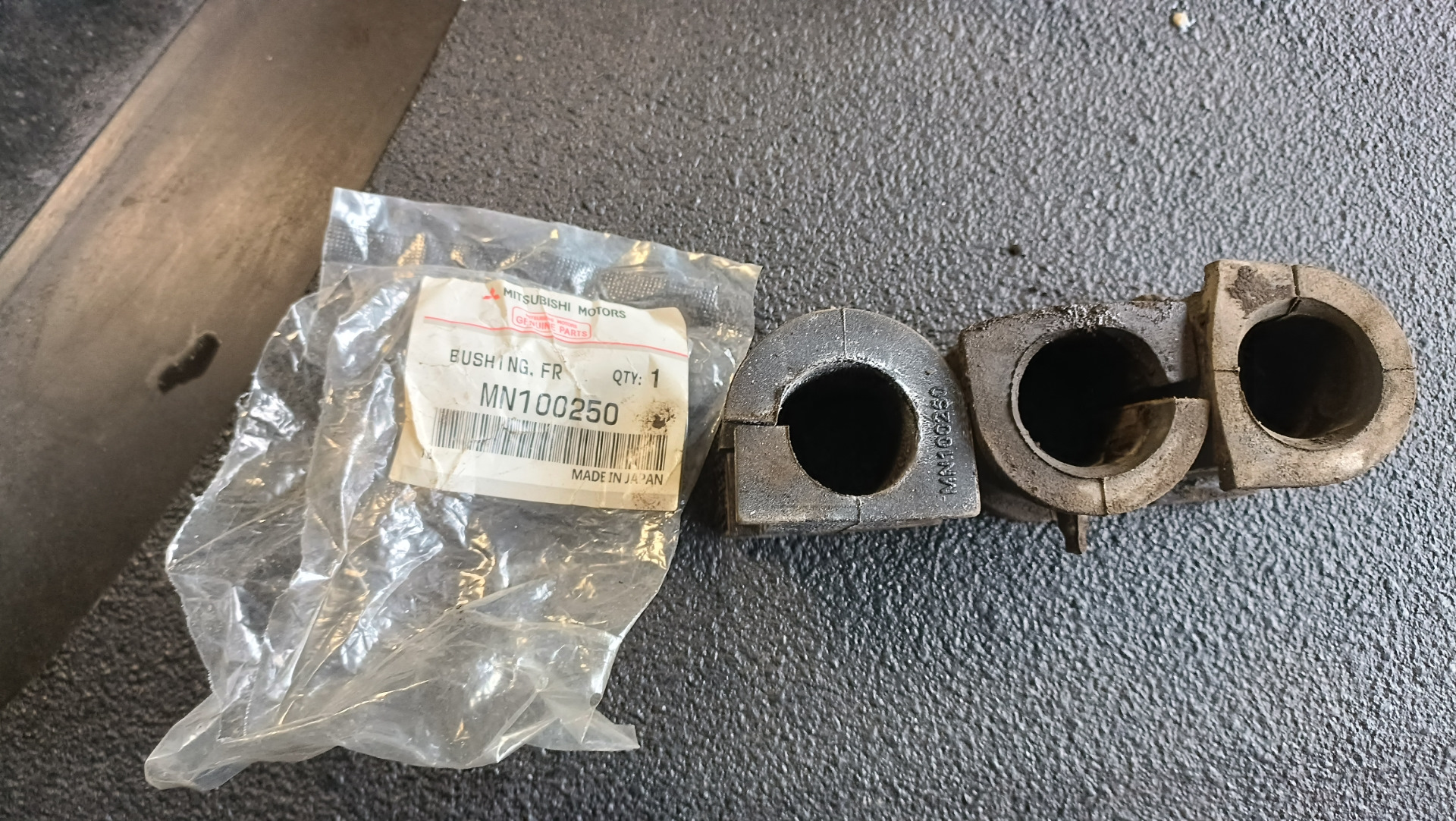 Замена передних стоек и втулок стабилизатора — Mitsubishi Lancer IX, 1 ...