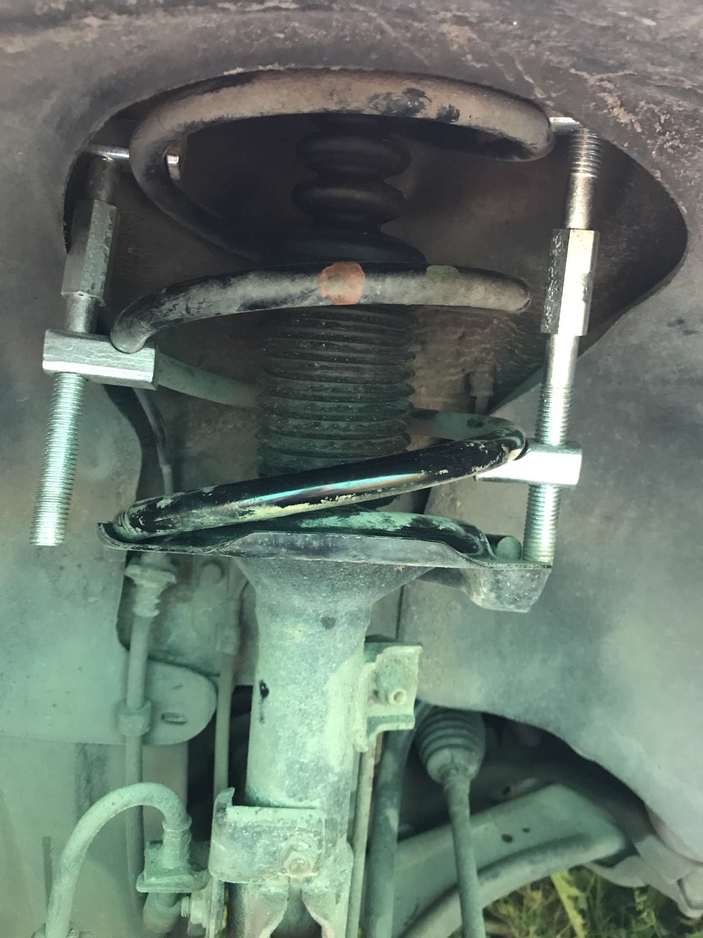 Замена резинок пружины — Mitsubishi Lancer X, 1,8 л, 2011 года ...