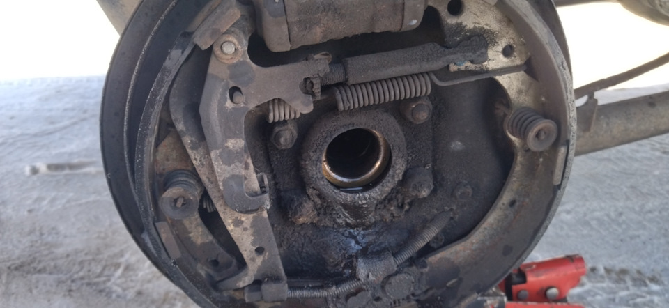 Вылетела задняя правая полуось — Toyota Lite Ace Noah, 2 л, 1997 года ...