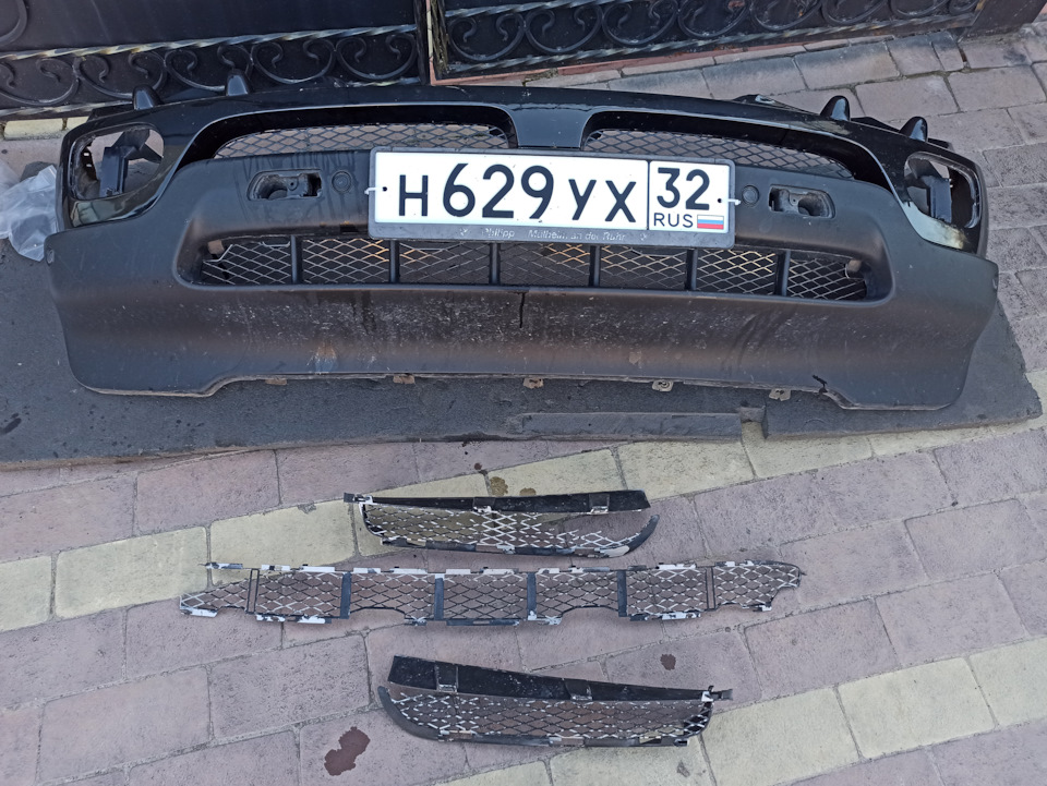 Замена решёток в переднем бампере — BMW X5 (E53), 3 л, 2004 года ...