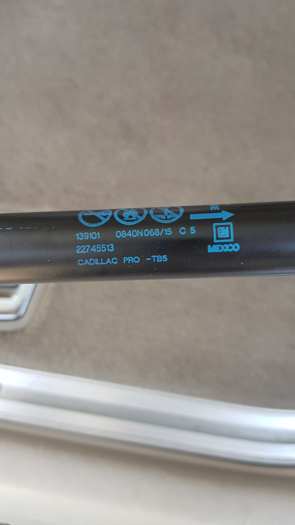 22745513 Амортизатор задней двери правый / Cadillac SRX 10~ GM ...