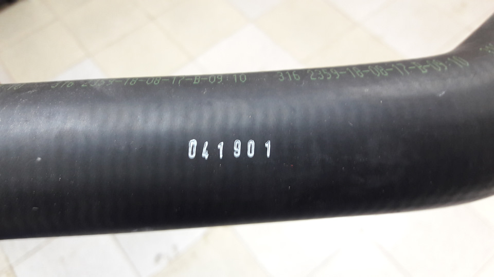 Замена шланга охлаждения VAG, прокладки клапаных крышек. — Audi A8 (D2 ...