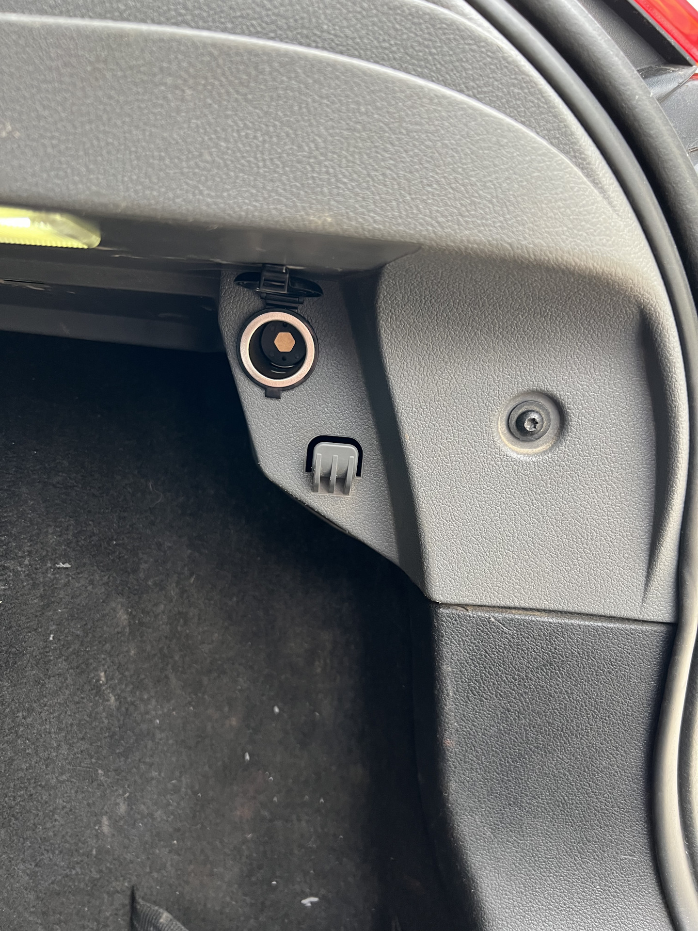 Прикуриватель в багажник — Ford Focus II Hatchback, 2 л, 2008 года ...