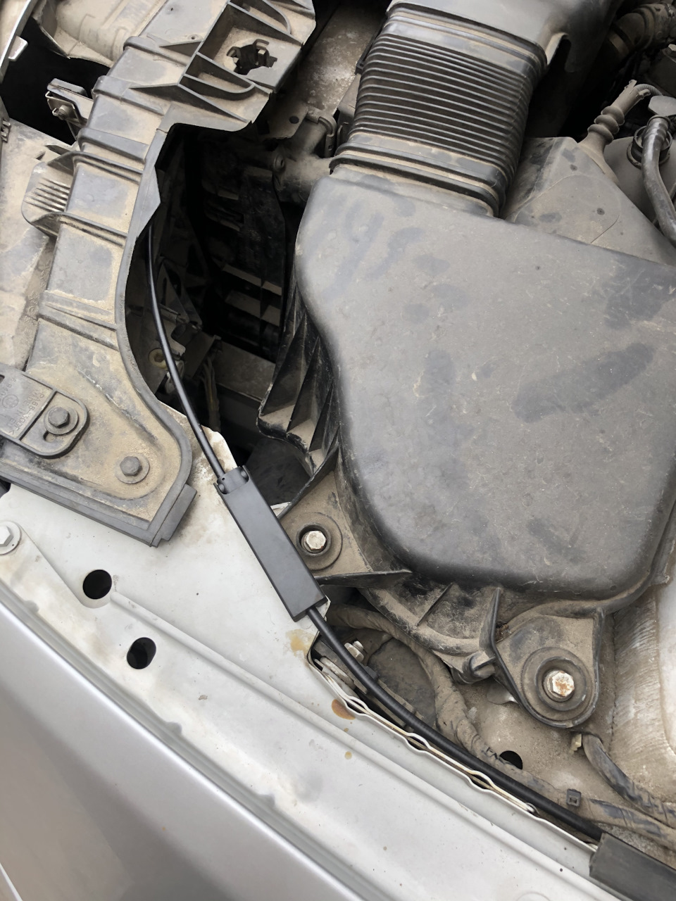 22] Замена троссиков капота — BMW 1 series (E81/E87), 3 л, 2007 года ...