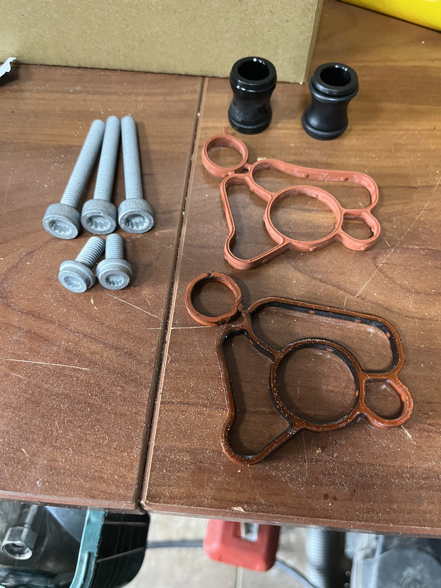 Замена прокладки кронштейна навесных агрегатов. — Audi Q3 (1G), 2 л ...