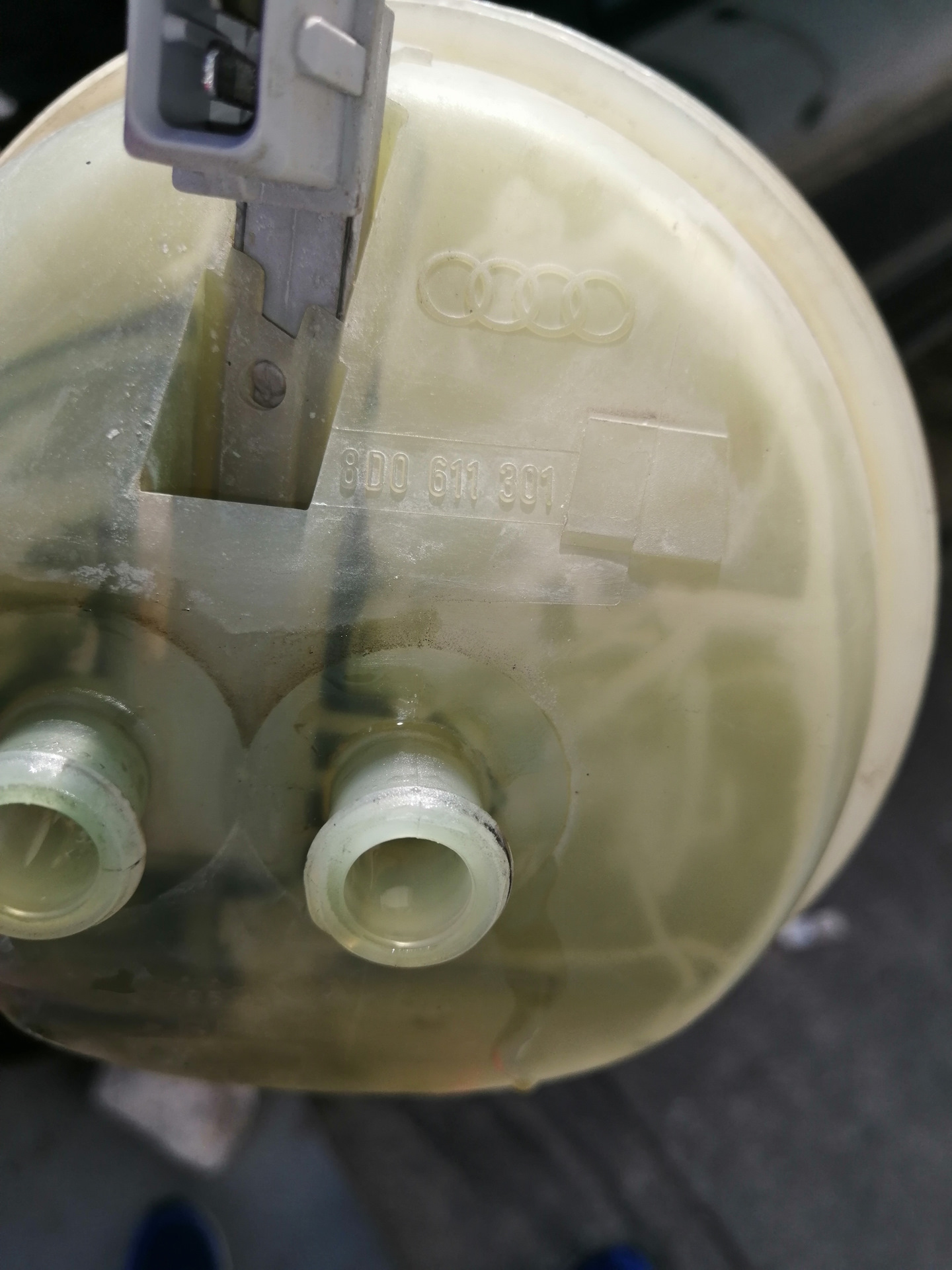 Замена: Бачок тормозной жидкости — Audi A4 (B5), 1,8 л, 1995 года ...