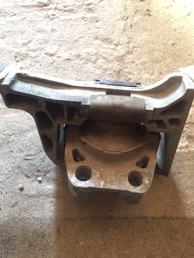 Замена правой опоры двигателя — Mazda 3 (1G) BK, 2 л, 2008 года ...