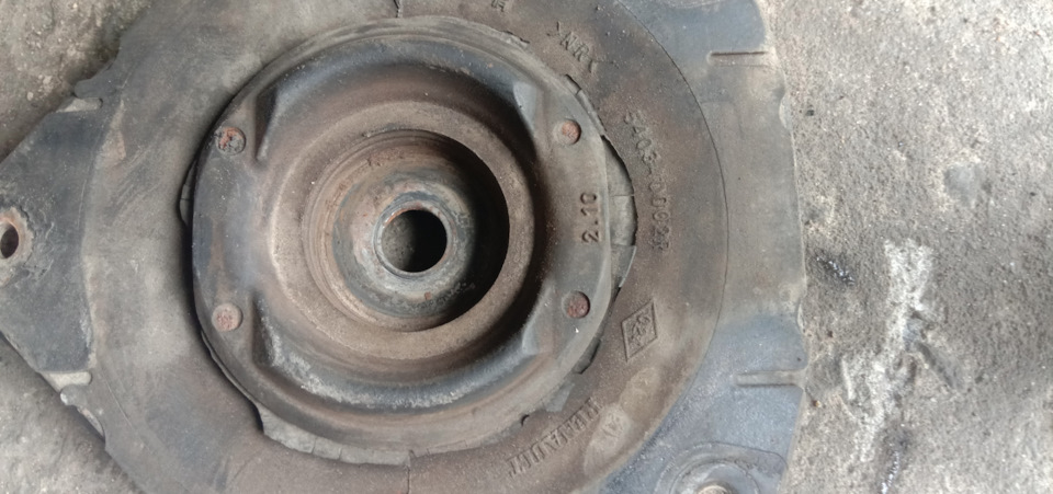 Опора и пыльник сторона #2 — Renault Megane III, 1,5 л., 2014 года ...