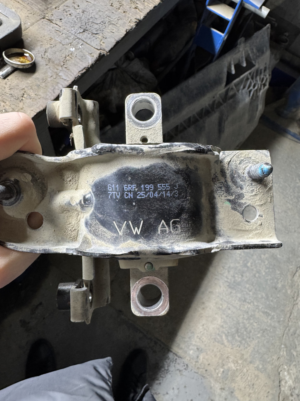 6RF199555 Подушка двигателя в сборе VAG | Запчасти на DRIVE2