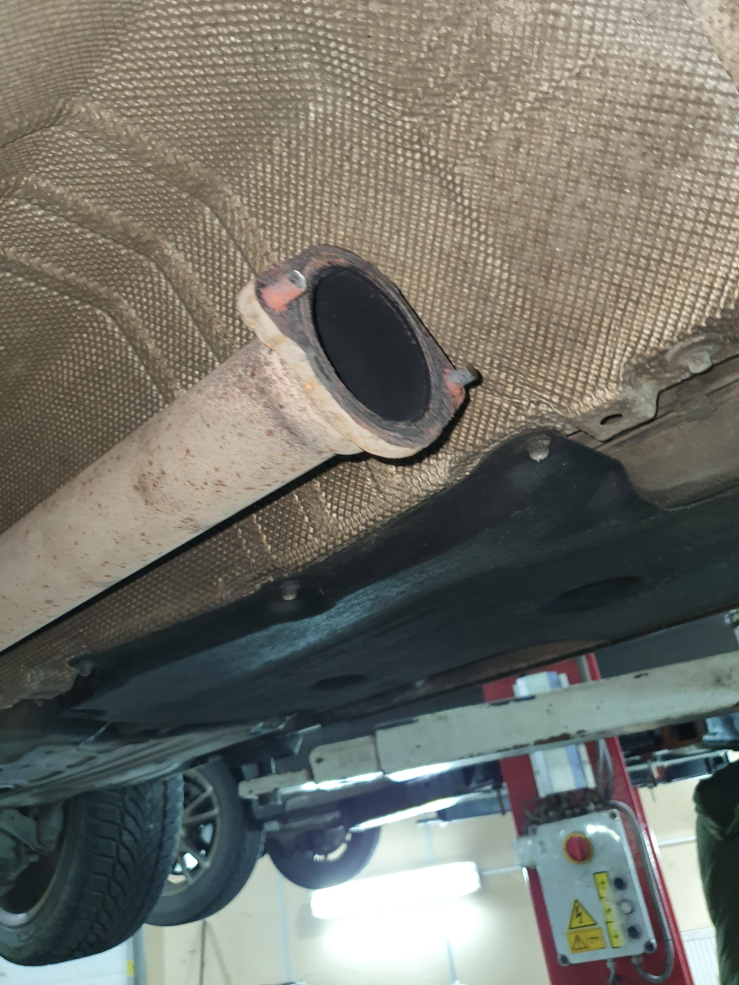 51. Замена прокладок выпускного коллектора и вакуумного насоса — Volvo ...