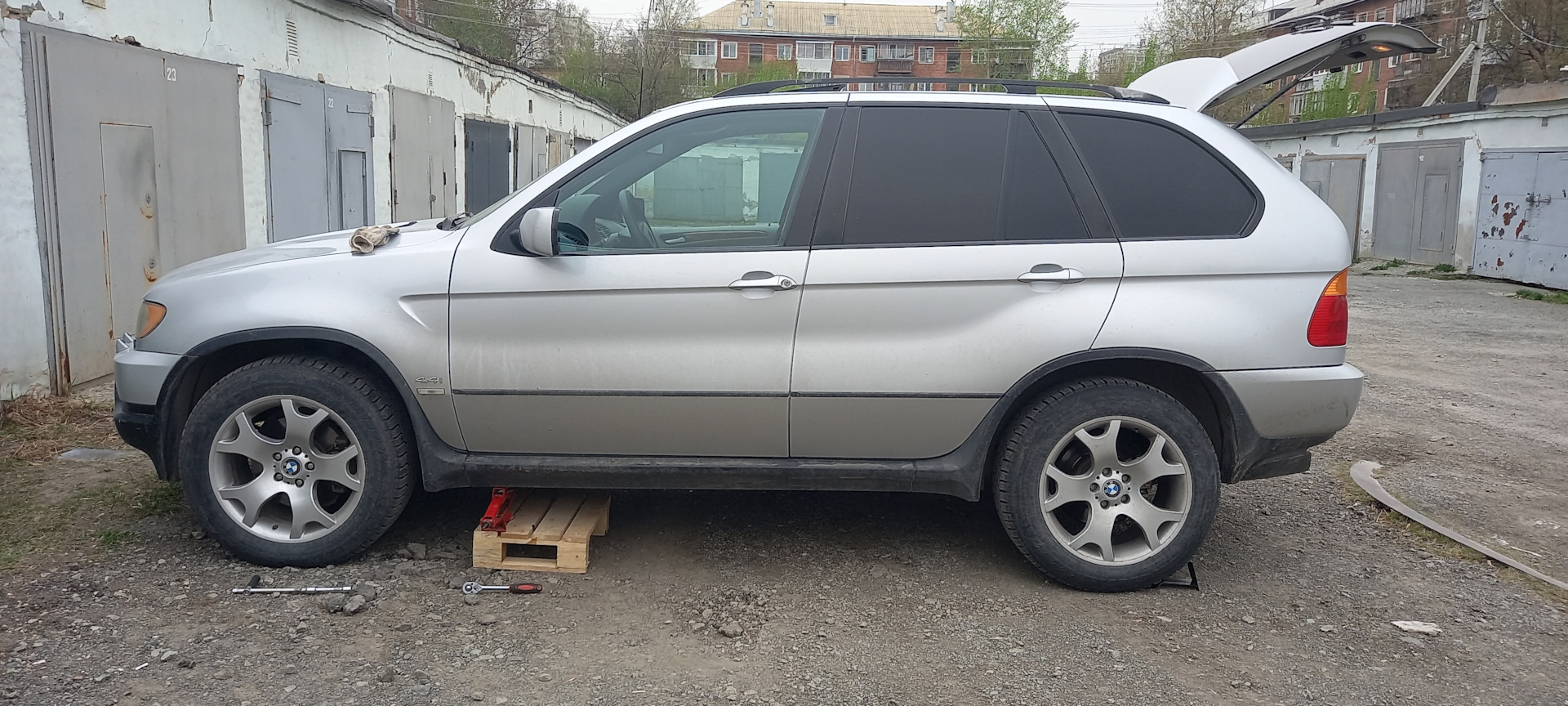 1. Переобулся. — BMW X5 (E53), 4,4 л, 1999 года | своими руками | DRIVE2