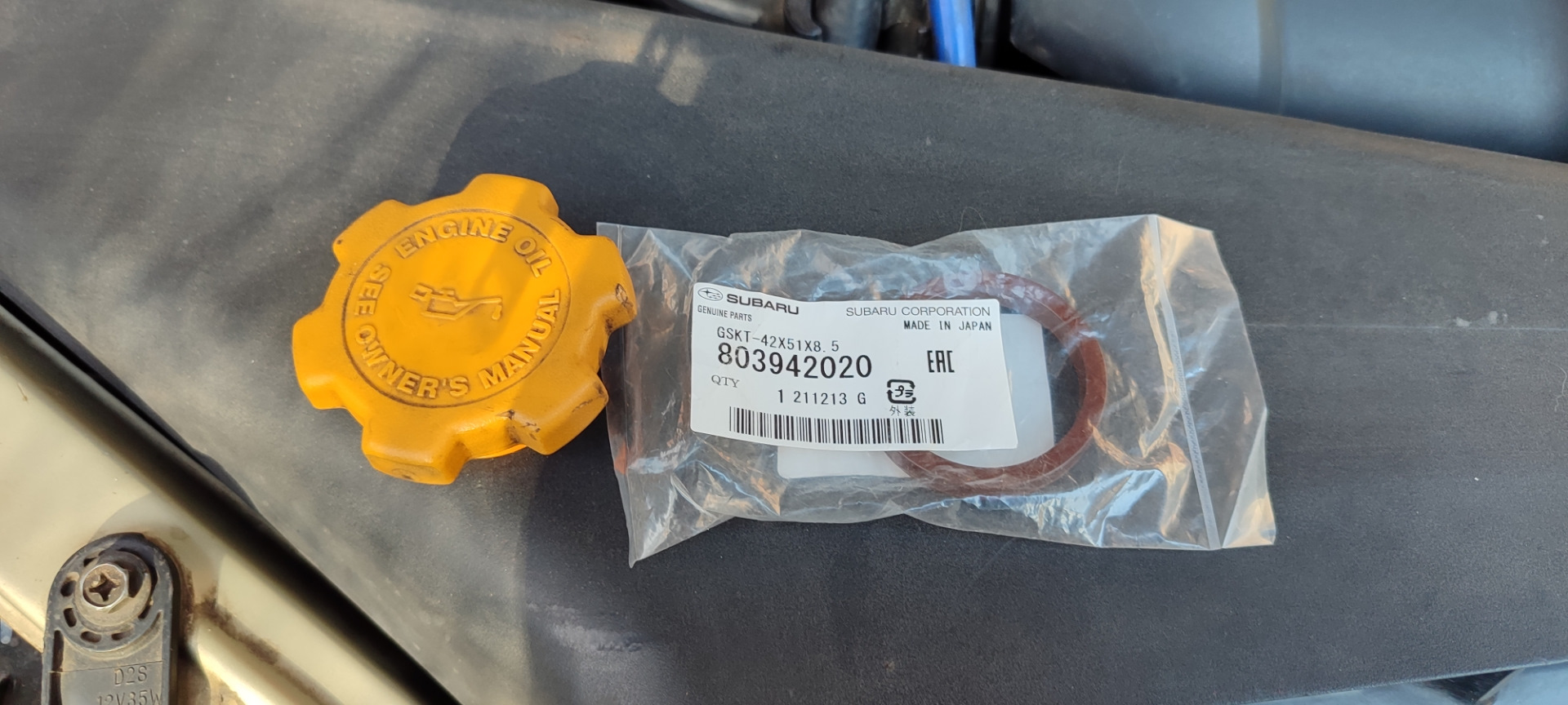 Новому мотору и акпп, свежие резинки щупов и масляной горловине ...