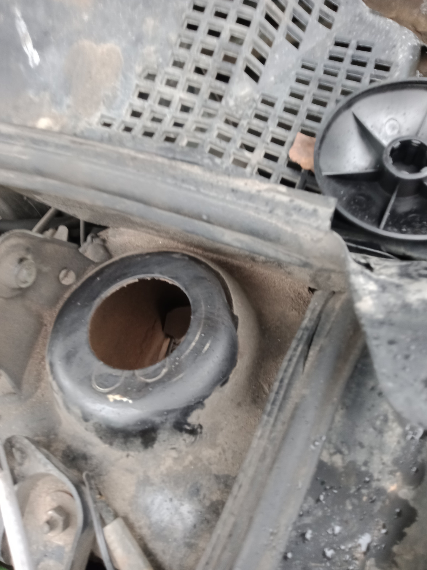 Опоры передних амортизаторов. — Renault Duster (1G), 1,6 л, 2014 года ...