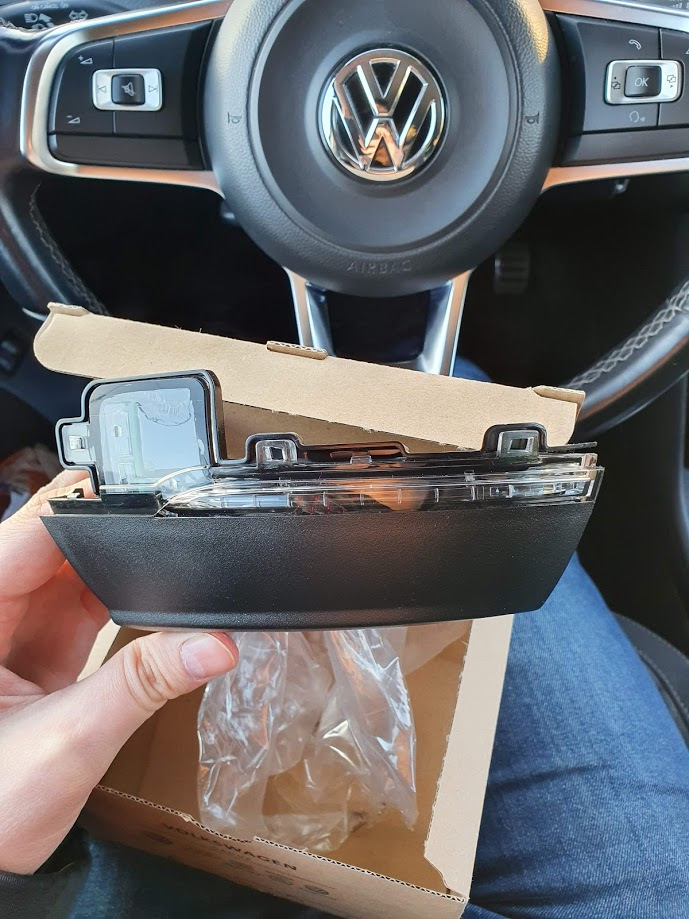 Замена повторителя поворота в зеркале (6R0949101F) — Volkswagen Polo ...