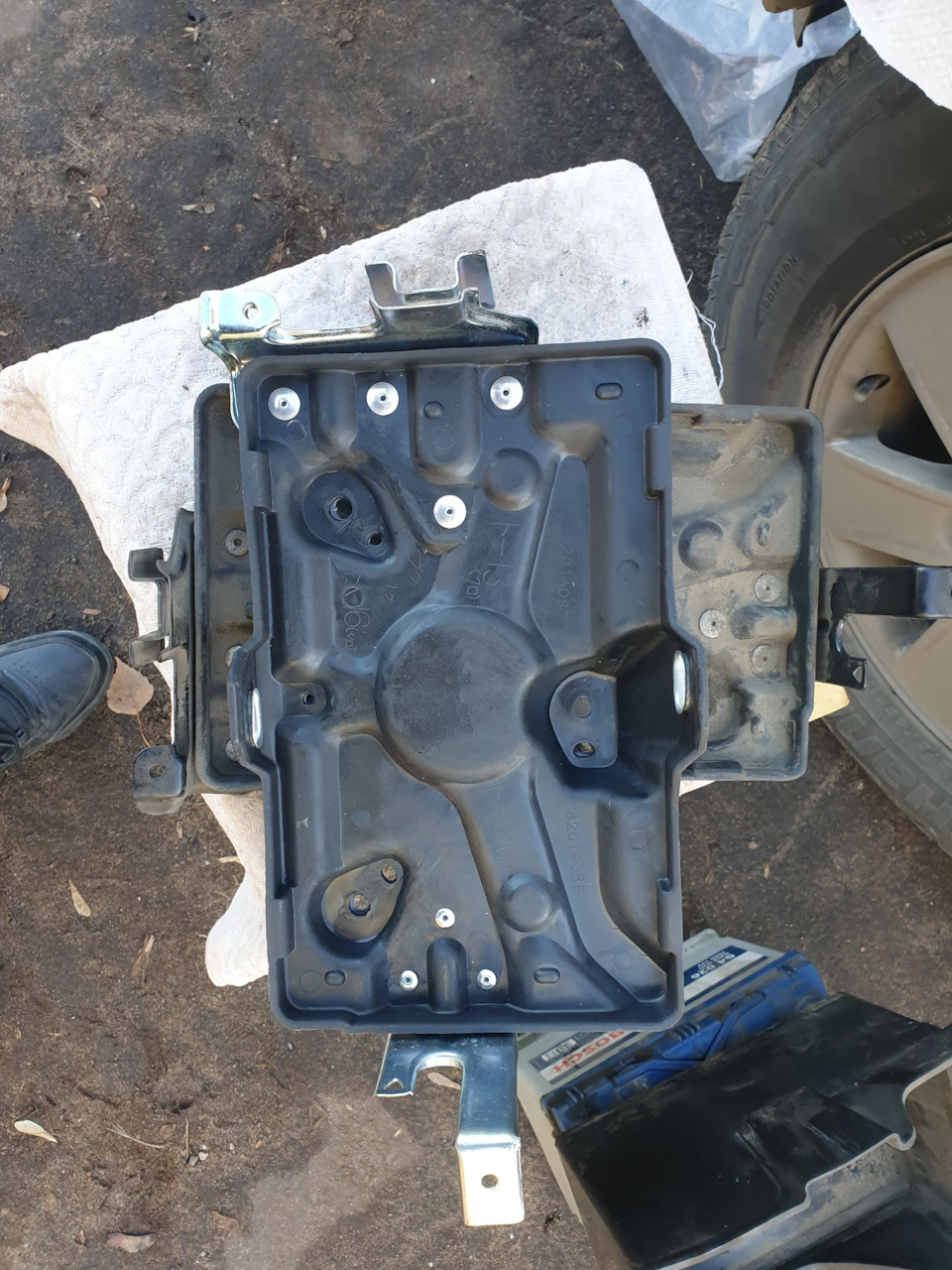 Замена передних верхних шаровых, правой передней ступицы и площадки АКБ ...