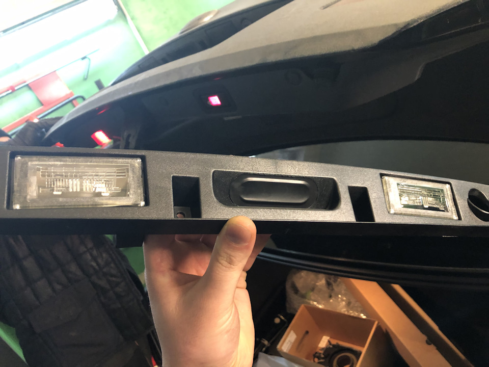 Замена планки подсветки номерного знака BMW 51137134036 — BMW 7 series ...