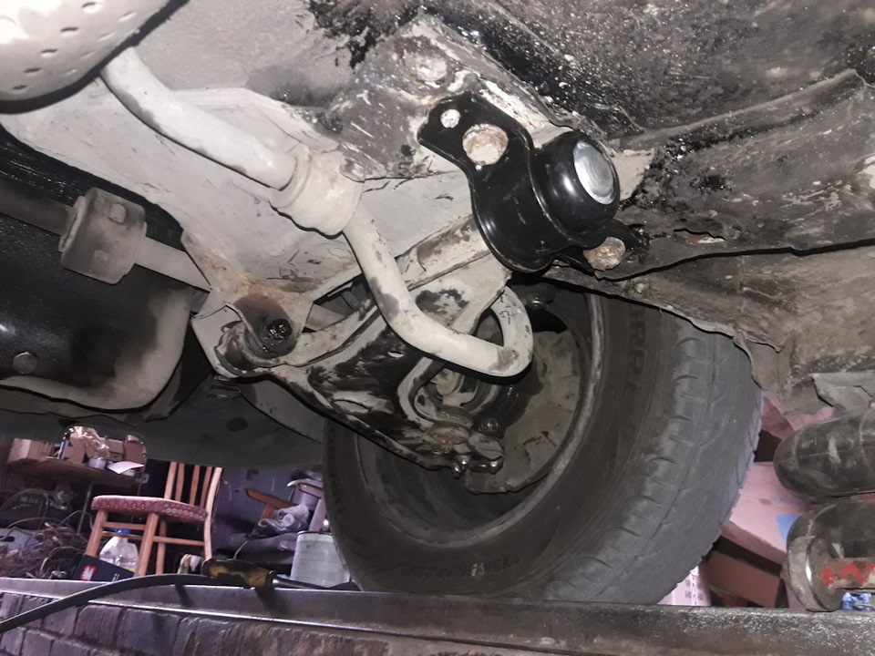 Заміна сайлентблоків справа спереду — Skoda Felicia, 1,6 л, 1997 года ...