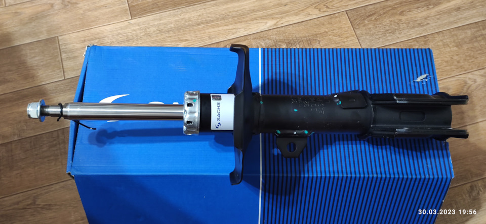 Замена передних стоек, и рулевых наконечников. — Toyota Avensis II, 2 л ...