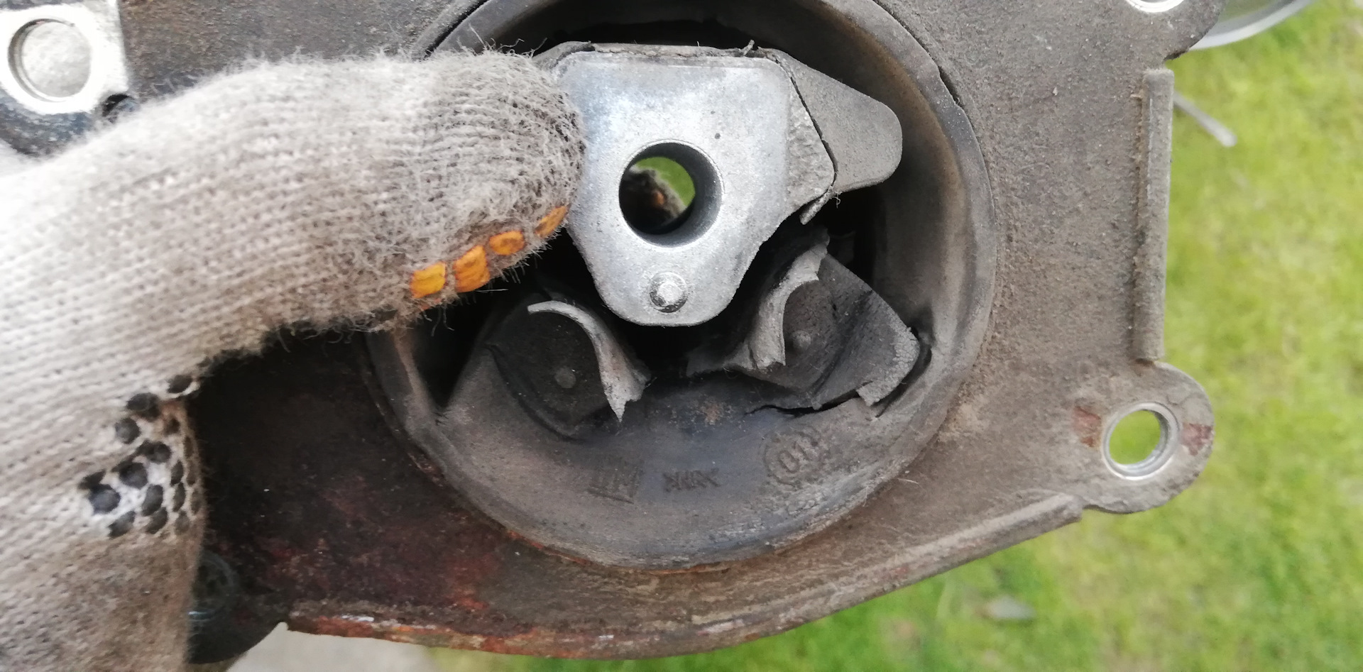 Замена левой опоры двигателя — Opel Zafira A, 2 л., 2001 года | своими ...