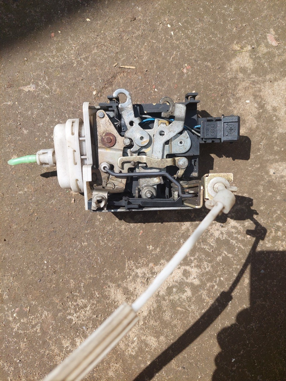 Замена замка водительской двери — Audi A6 (C4), 2 л, 1995 года | другое ...