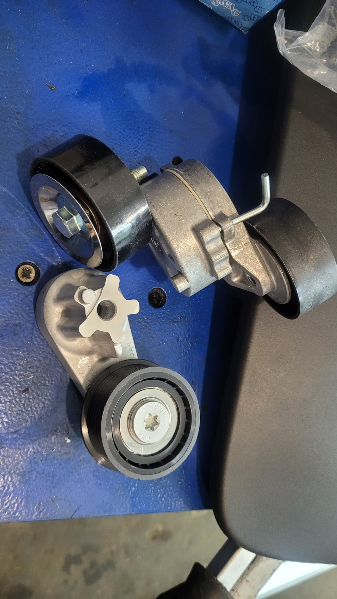 Замена роликов приводного ремня — Jaguar XF (1G), 2 л, 2013 года ...