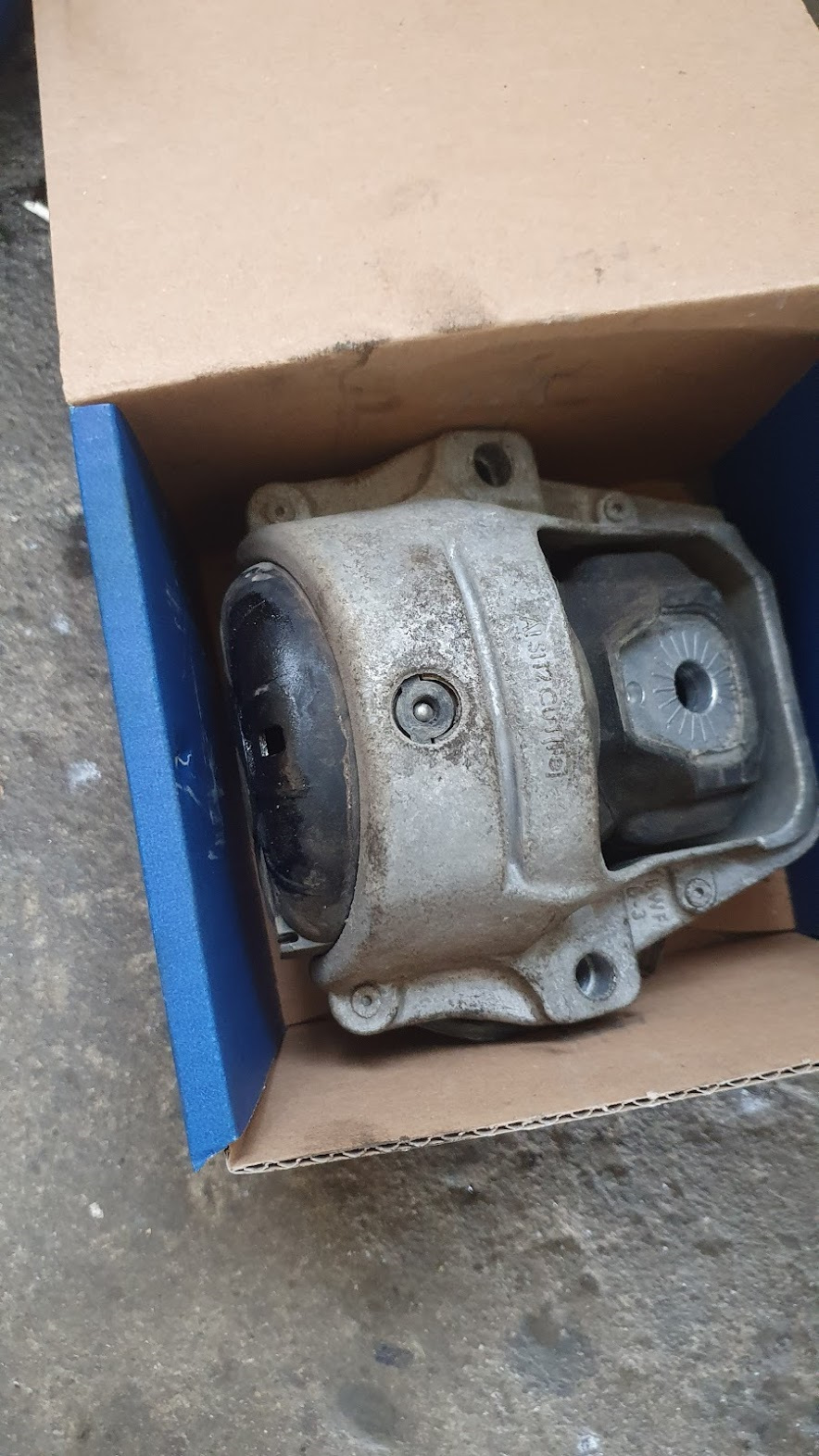 Установка защиты двигателя и замена подушек двигателя — Audi Q5 (1G), 2 ...