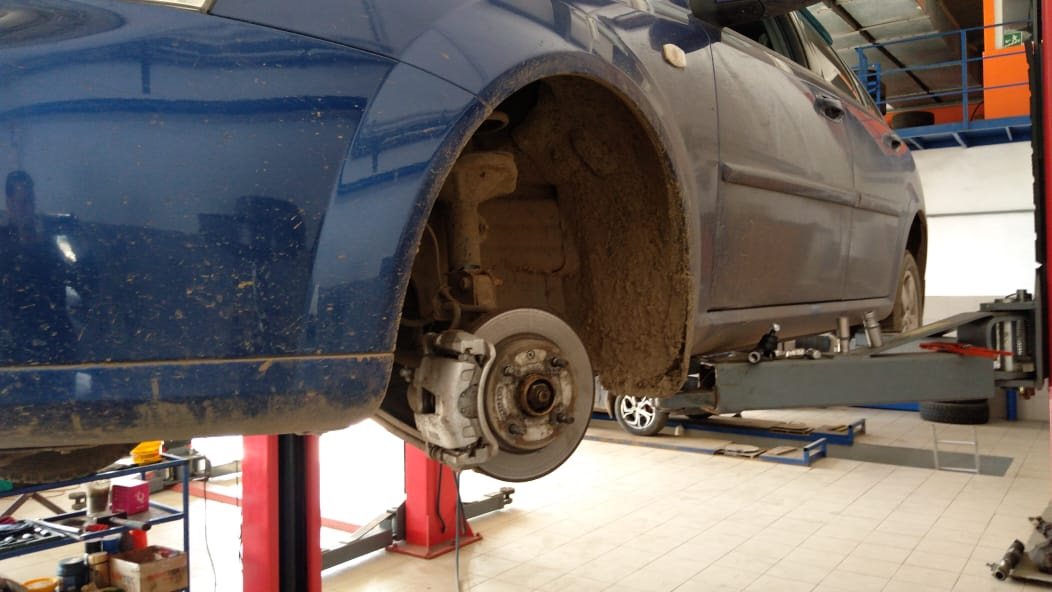 Замена левого рулевого наконечника — Chevrolet Lacetti Sedan, 1,4 л ...