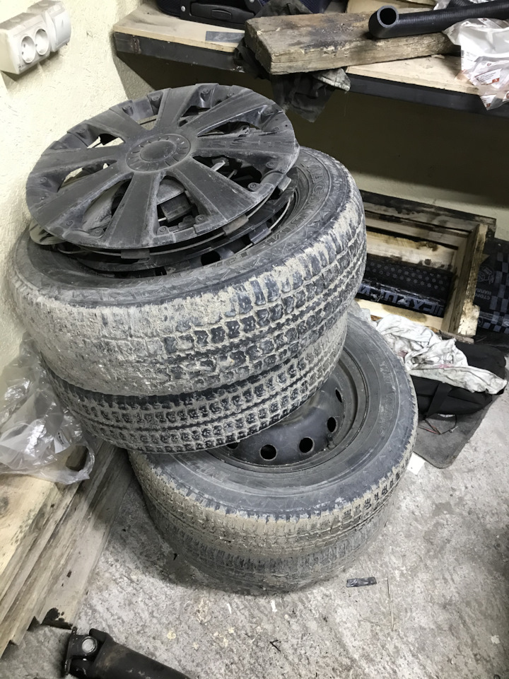 Шины всесезонные 205/70 R16, штампованные диски 16 5x139,7 на Lada 4x4 ...