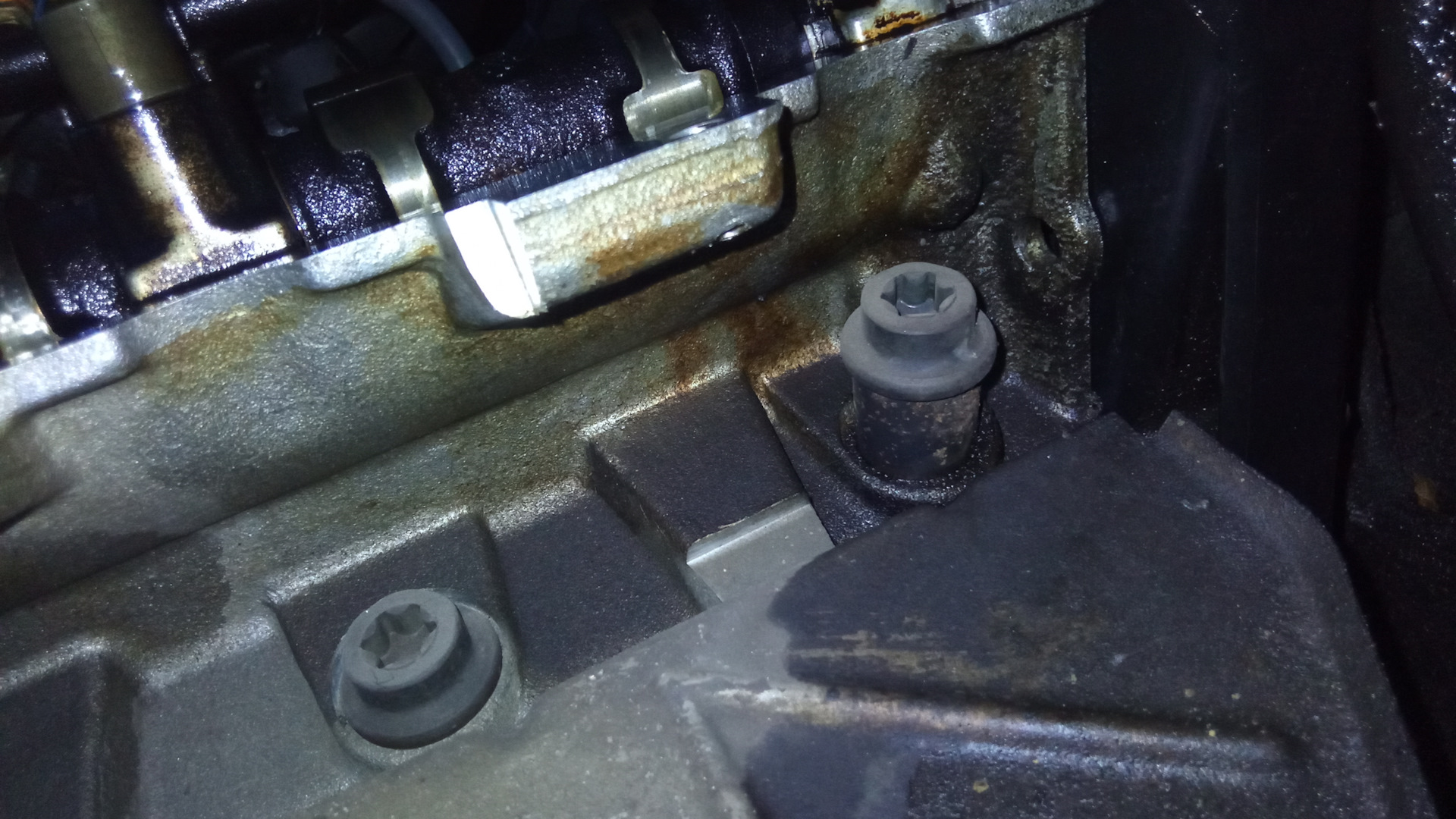 XU7JB Слив масла на выпускной коллектор, выхлестывание из заливной ...