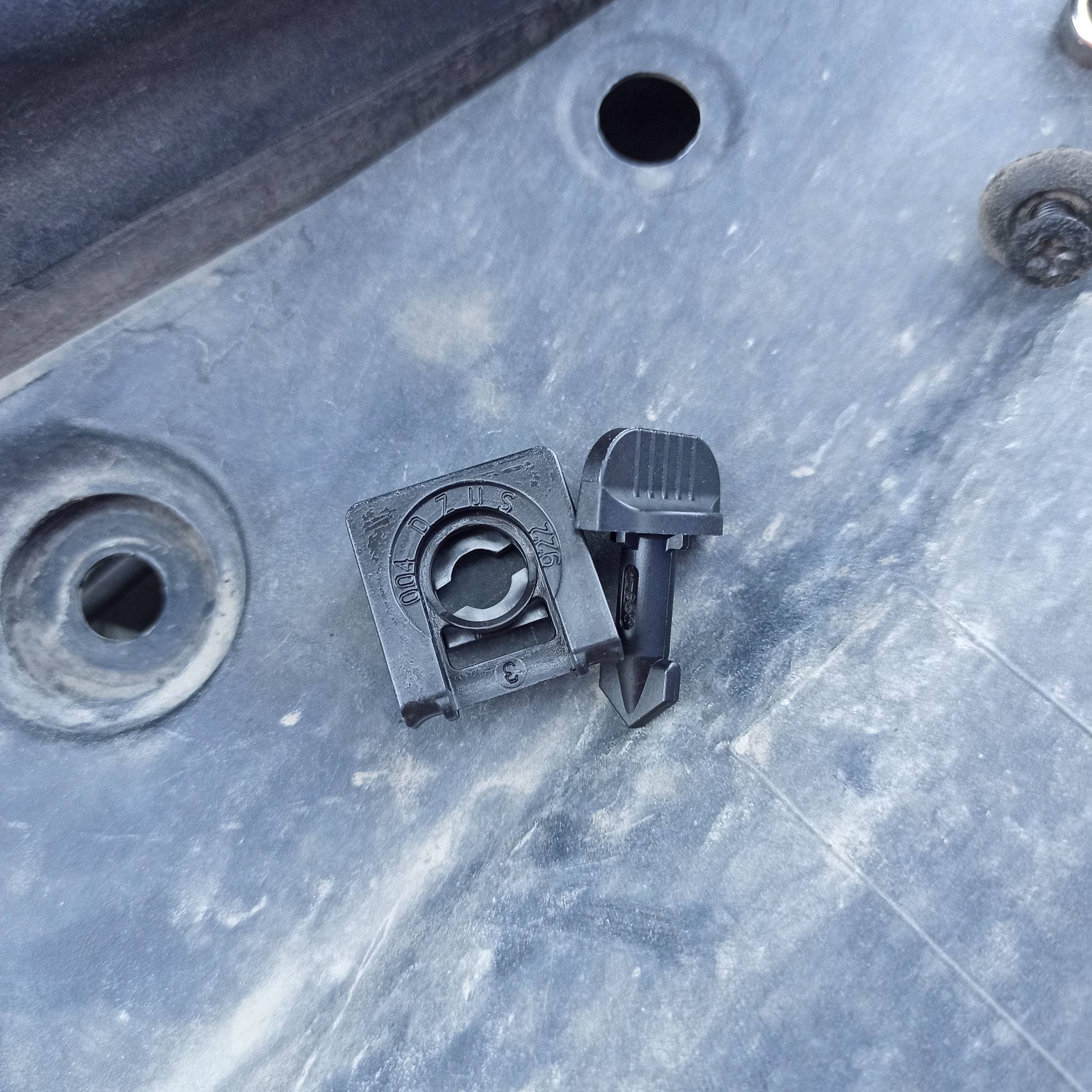 Вернул крепление горлышка бачка омывателя — Mercedes-Benz GLK-Class ...