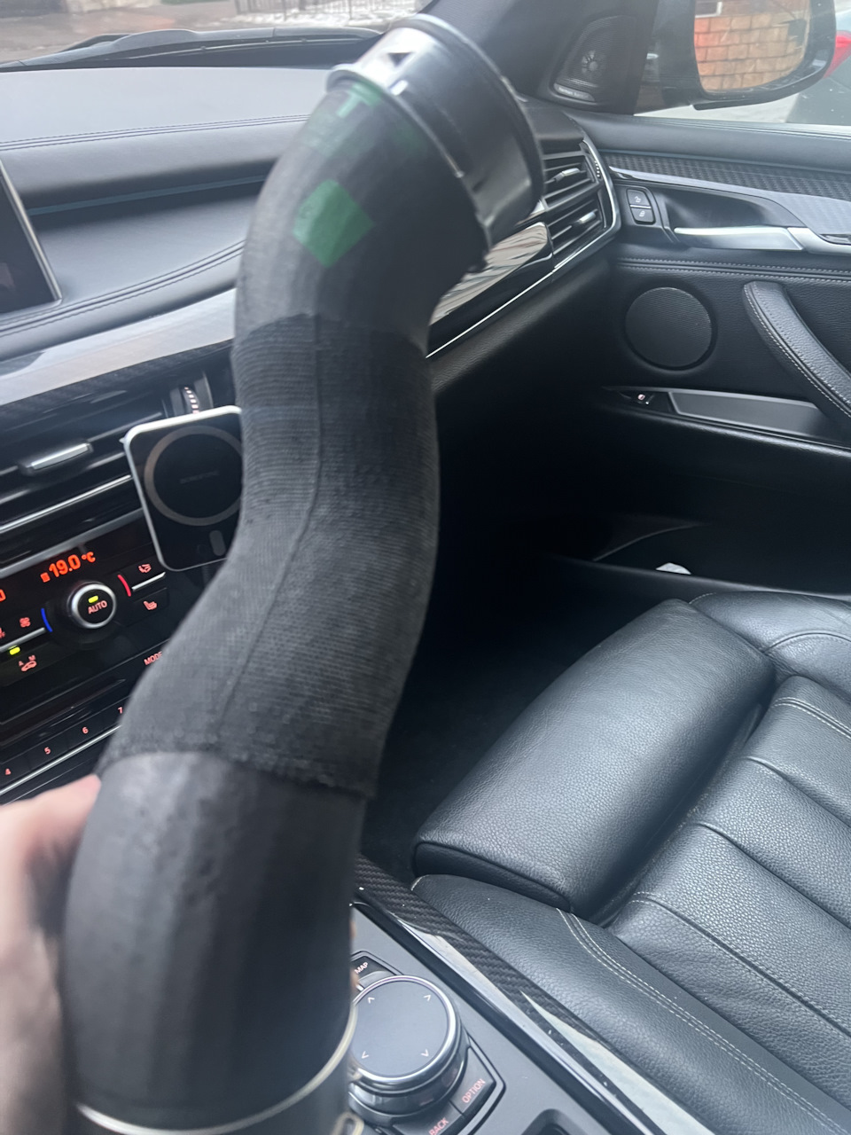 Замена патрубка интереуллера — BMW X5 (F15), 3 л, 2017 года | визит на ...