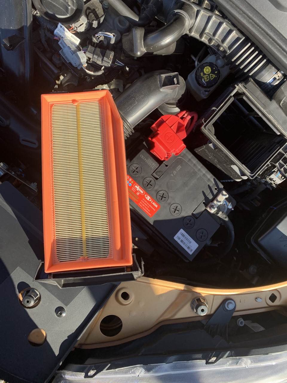 На Lada Xray Cross 1.6 (H4M )113 л.с (с вариатором) воздушный фильтр ...