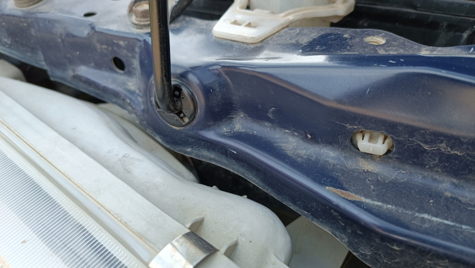 Упор капота — Toyota Hilux Surf (3G), 3 л, 1996 года | запчасти | DRIVE2