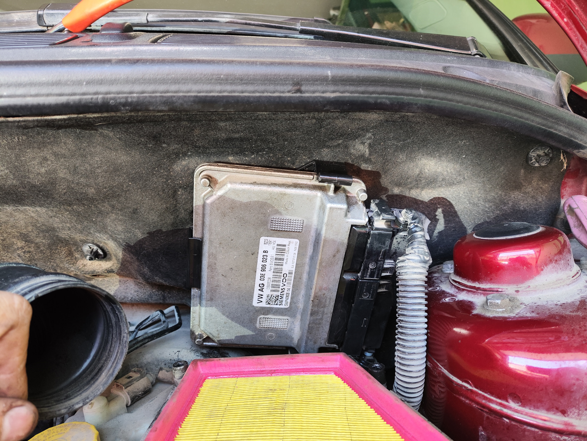 Кронштейн держателя платы блока управления двигателя 6Q0906507 — Skoda ...