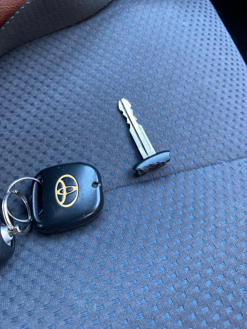 Сломался брелок основного ключа — Toyota Probox, 1,5 л, 2007 года ...