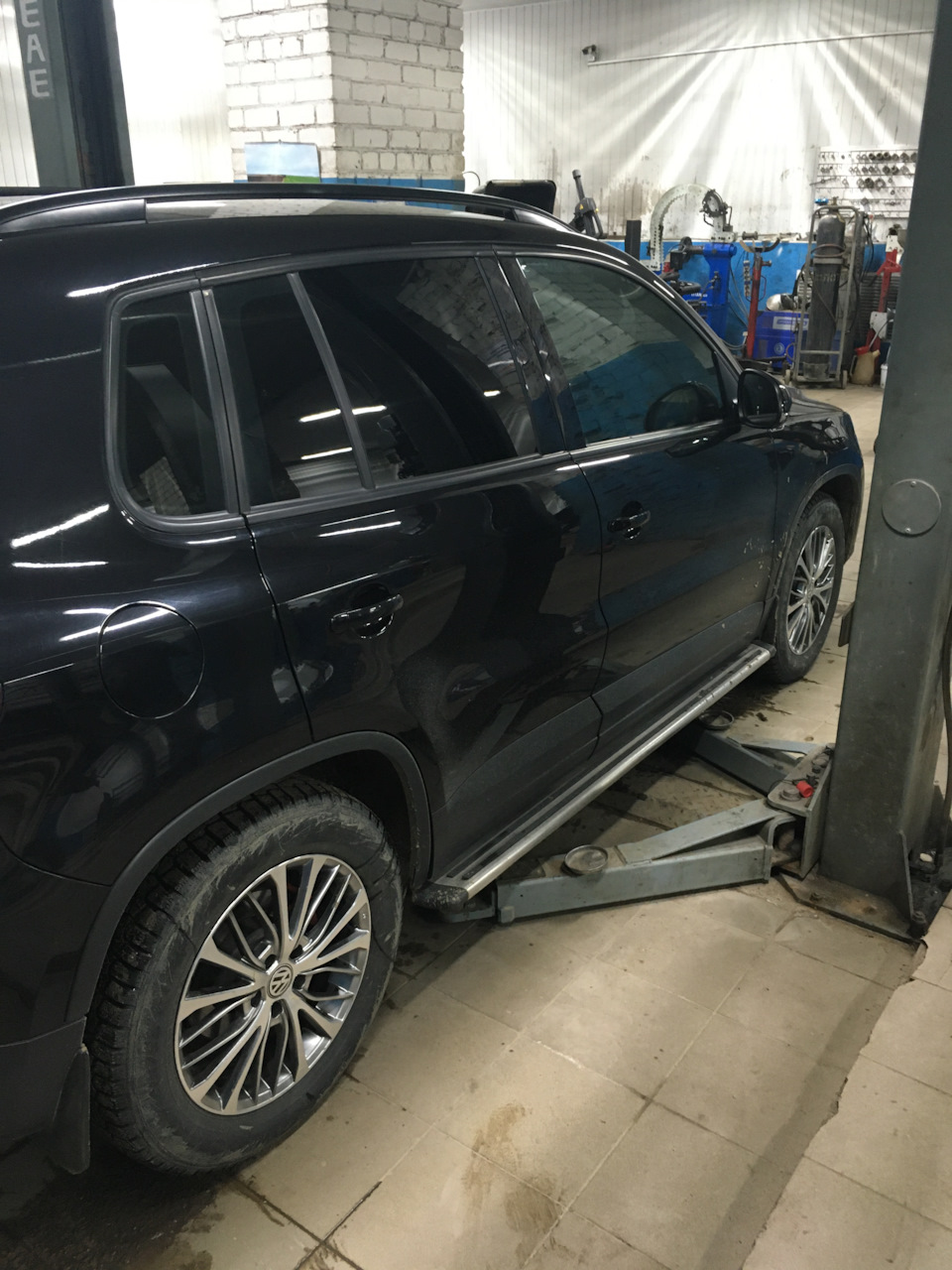 Замена втулок переднего стабилизатора — Volkswagen Tiguan (1G), 2 л ...