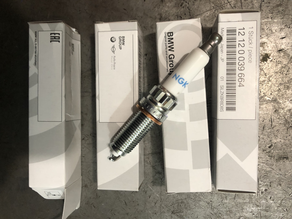 Оригинальные свечи BMW 12120039664 — BMW 5 series (F10), 2 л, 2017 года ...