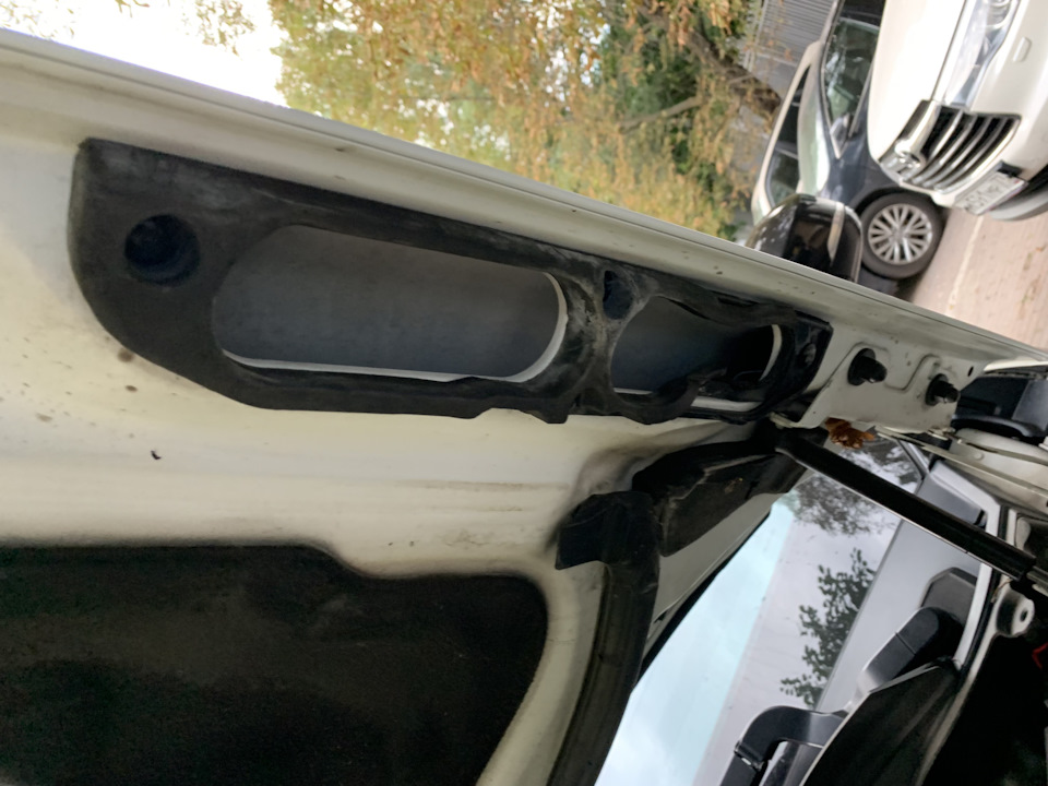 Развалились изоляторы капота Range Rover — Land Rover Range Rover (4G ...