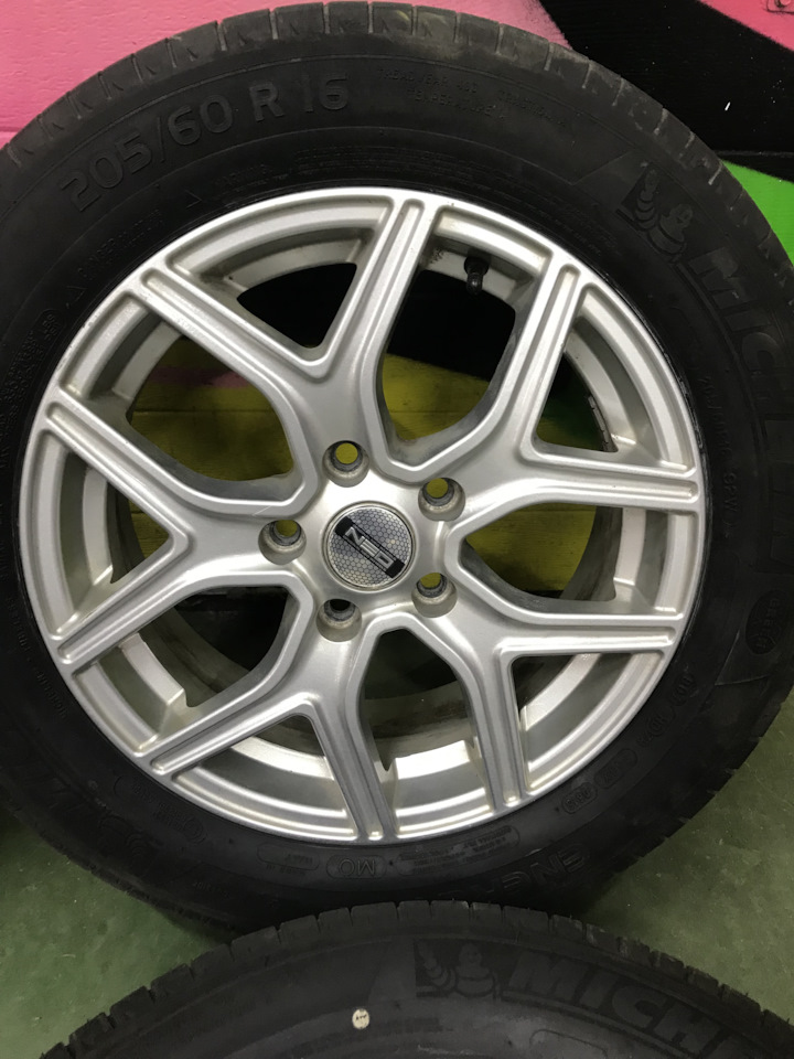 Шины летние Michelin 205/60 R16, литые диски Mazda Hyundai Kia 6,5Jx16 ...