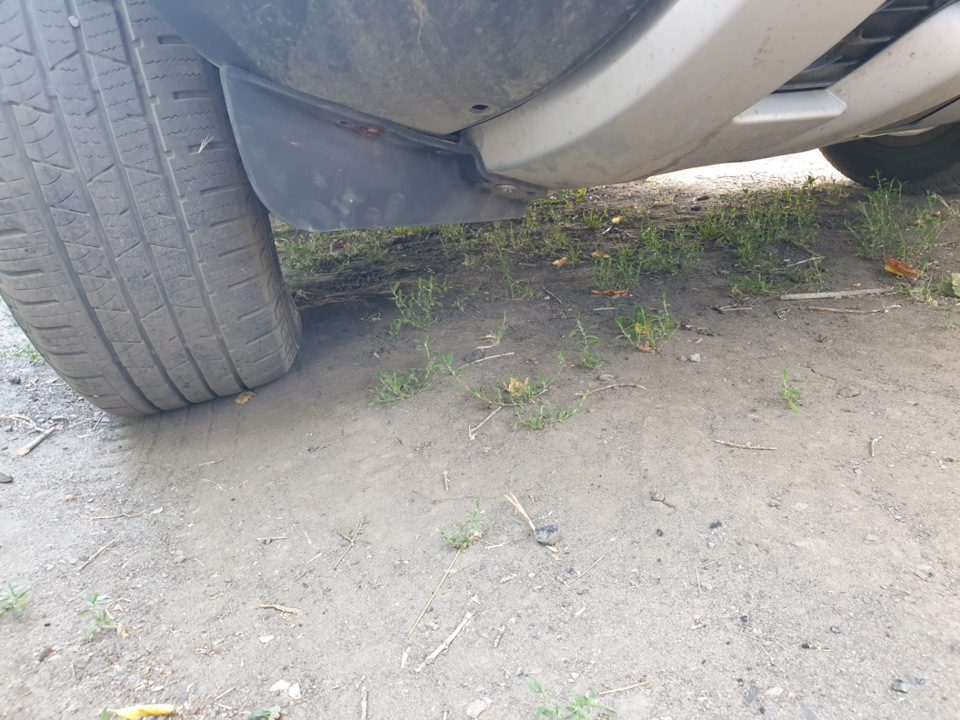 Передние брызговики и ручки для пакетов в багажник — Renault Duster (1G ...