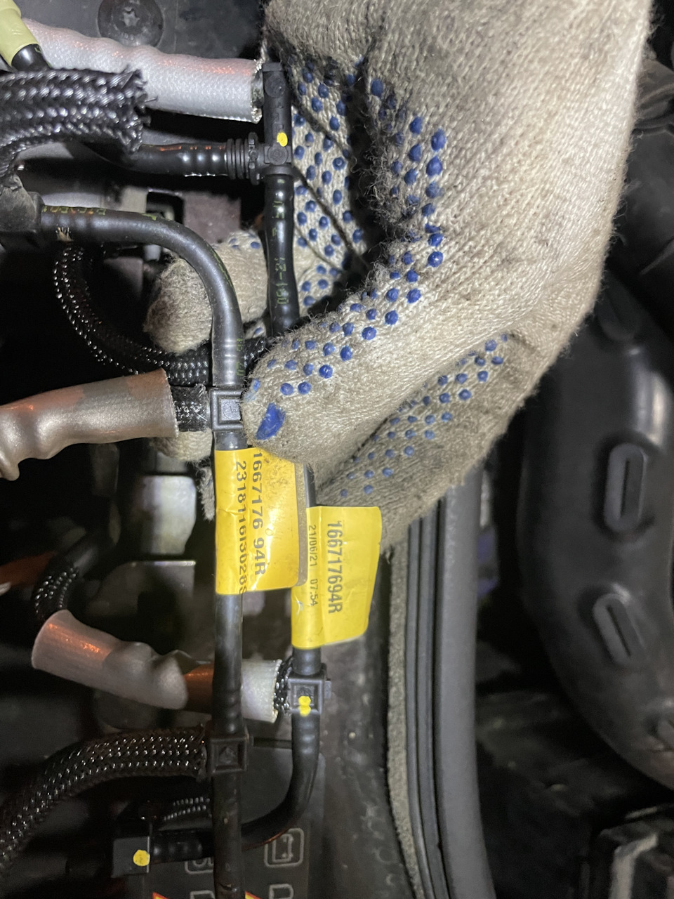 166717694R Трубка топл обрт RENAULT | Запчасти на DRIVE2