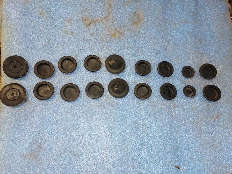 Комплект резиновых заглушек в пороги на Mercedes-Benz W123. Б/у | 2 000 ...