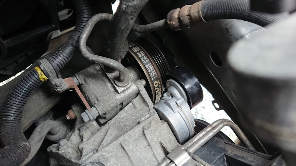 Замена генератора, ремней и натяжителя. — Volvo XC70 III, 2,4 л, 2008 ...