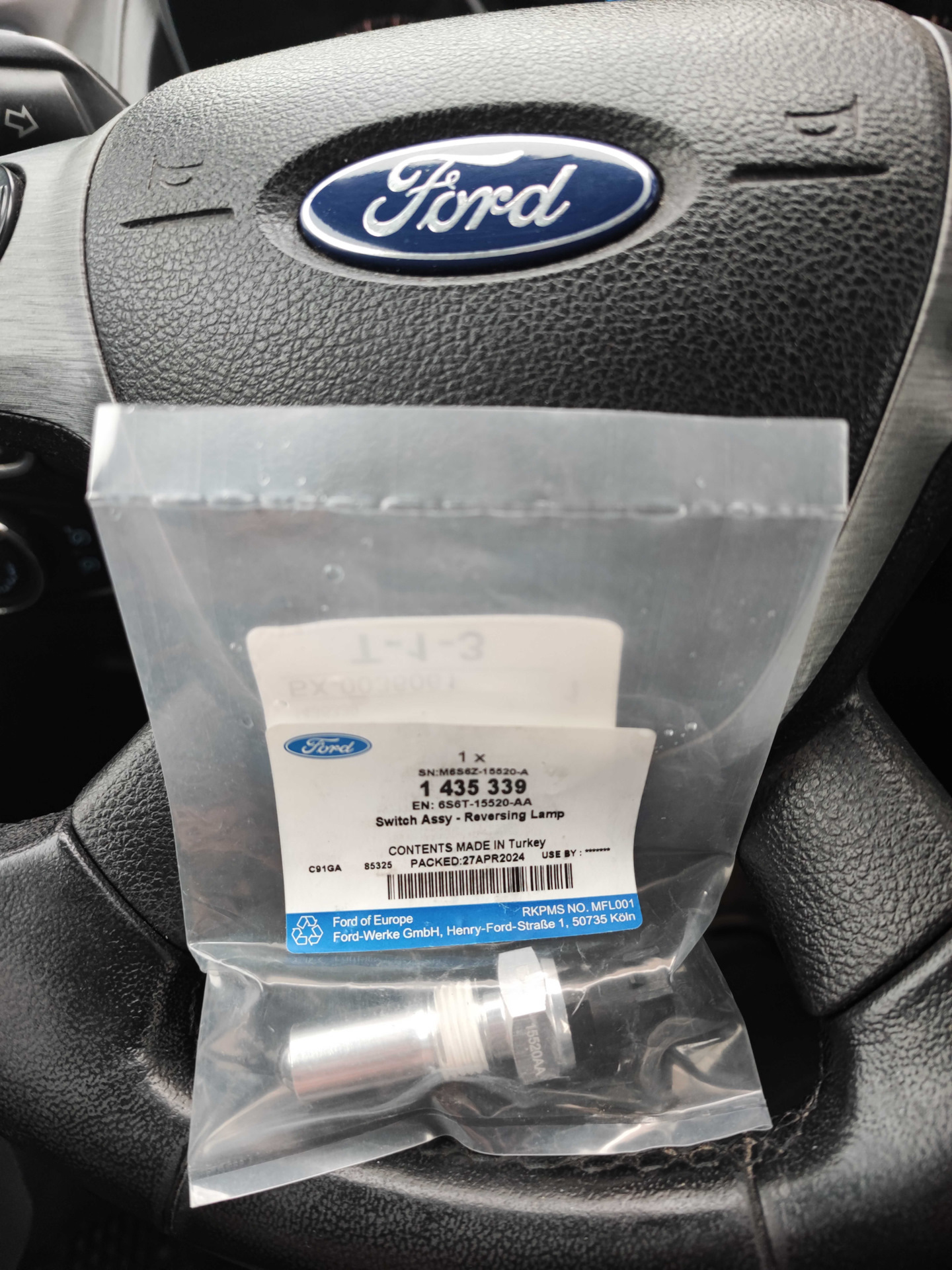 Замена датчика заднего хода — Ford Focus Hatchback III, 1,6 л, 2012 ...