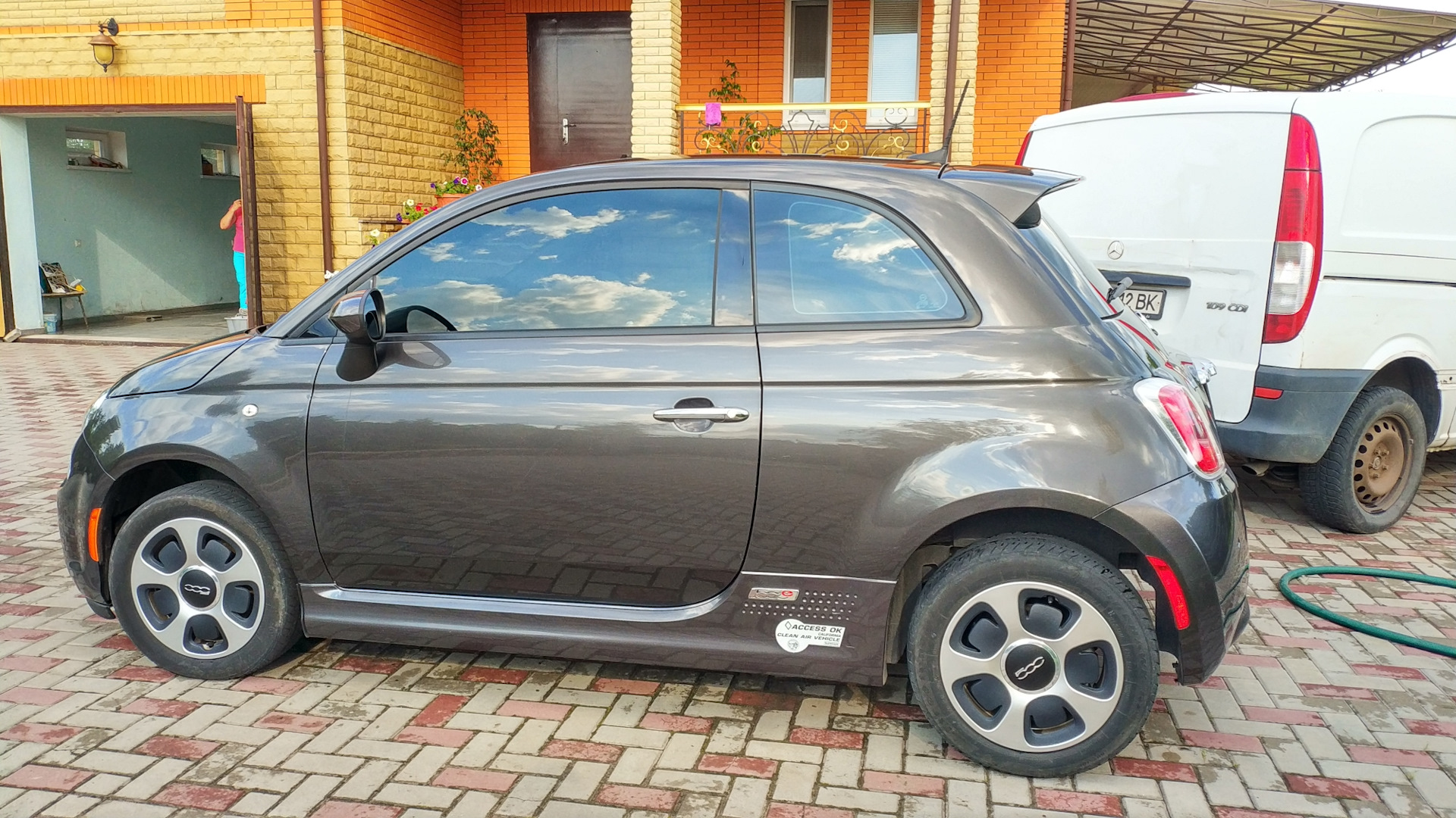 Затонировались. — FIAT 500E EV (1G), 2016 года | аксессуары | DRIVE2