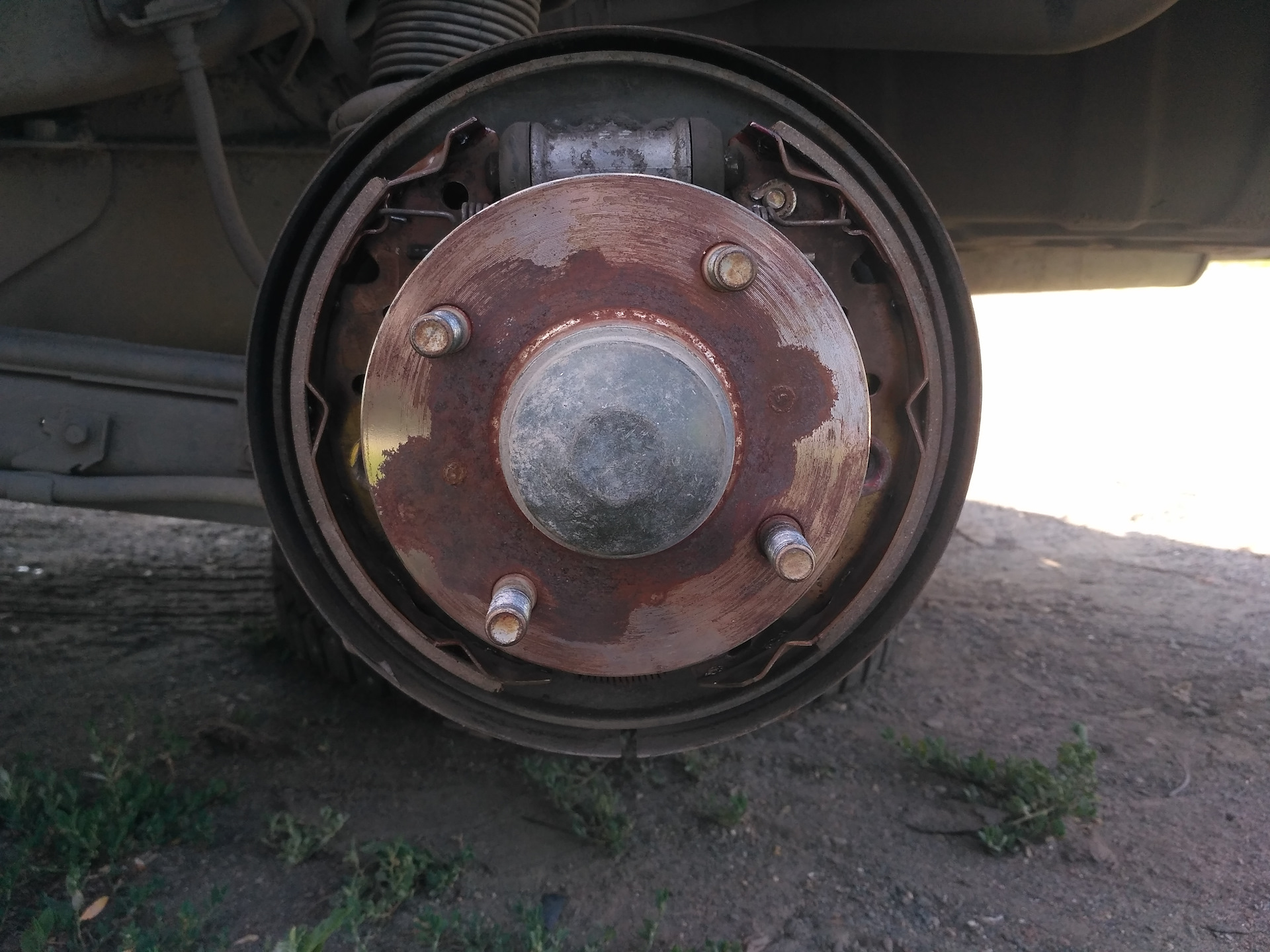 Замена тормозных колодок вкруг — Akebono — Nissan Sunny (B15), 1,5 л ...