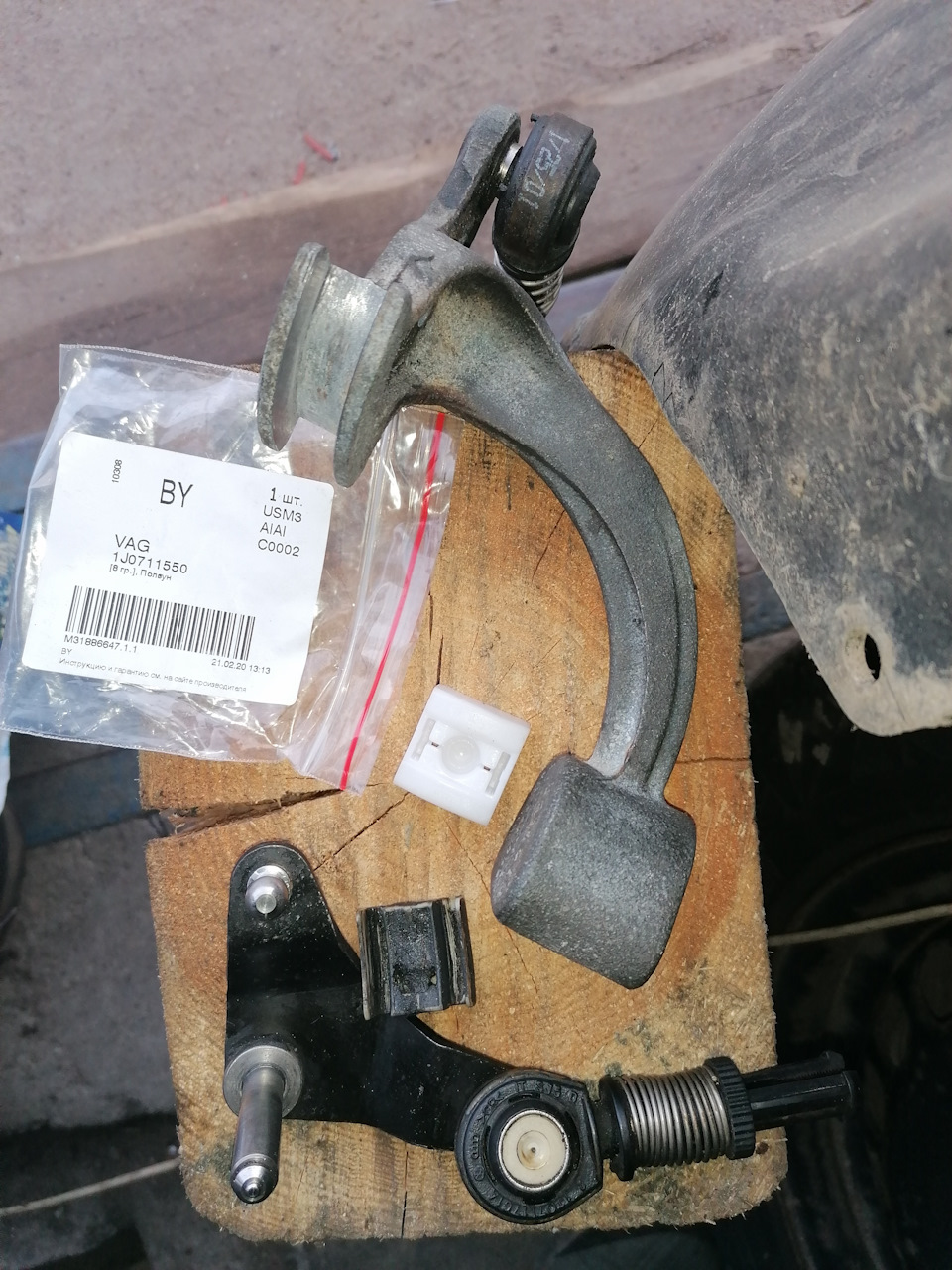 Замена и профилактика механизма переключения КПП — Audi A2, 1,4 л, 2001 ...