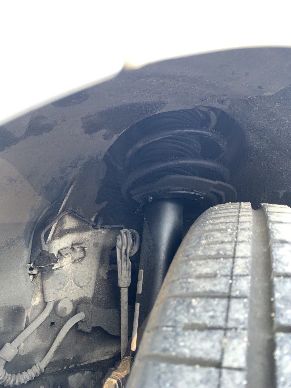 Замена передних амортизаторов — BMW 3 series (F30), 2 л, 2012 года ...