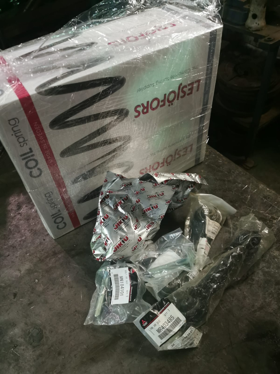 MN184101 БОЛТ ЗАДНИЙ РАЗВАЛЬНЫЙ+ ШАЙБА ASX (10-…), LANCER (07 ...